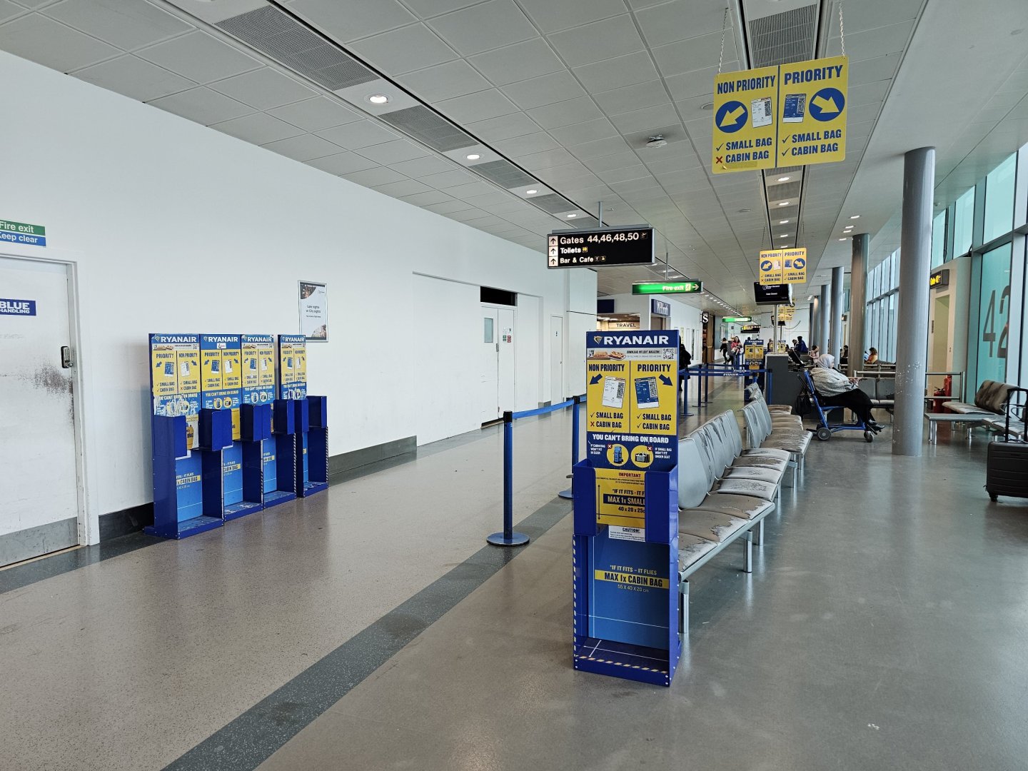 Ryanair επιτρεπόμενο όριο αποσκευών (χειραποσκευές και παραδοτέες ...